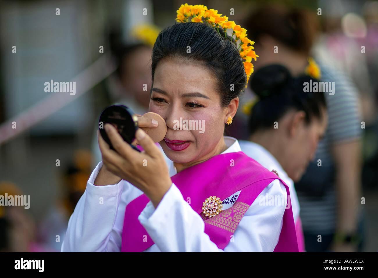 A Thai dancer applies makeup before performing the Fon Leb (fingernail ...