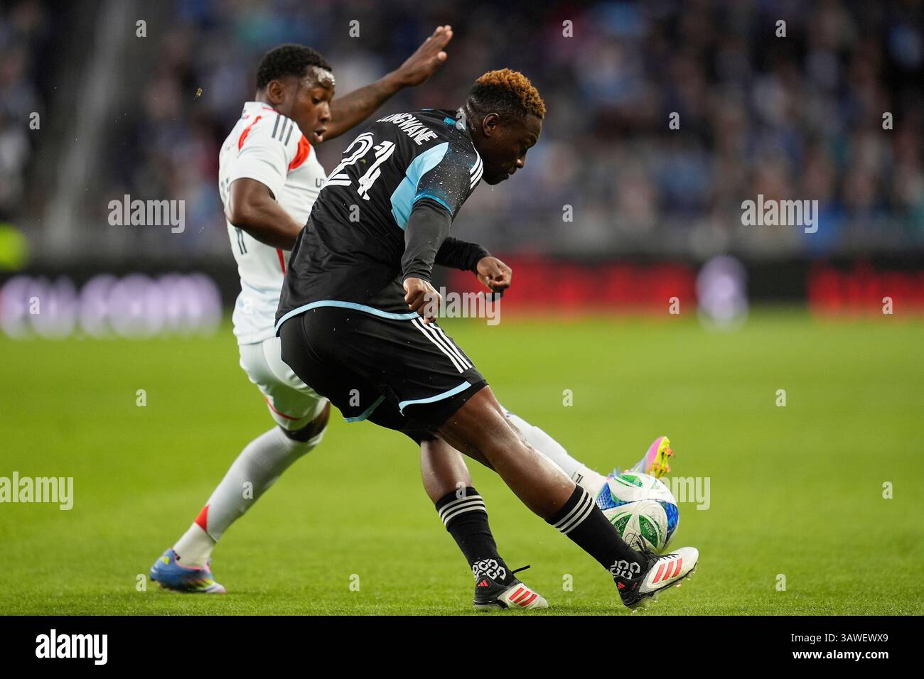 Minnesota United forward Bongokuhle Hlongwane (21), front, and FC ...