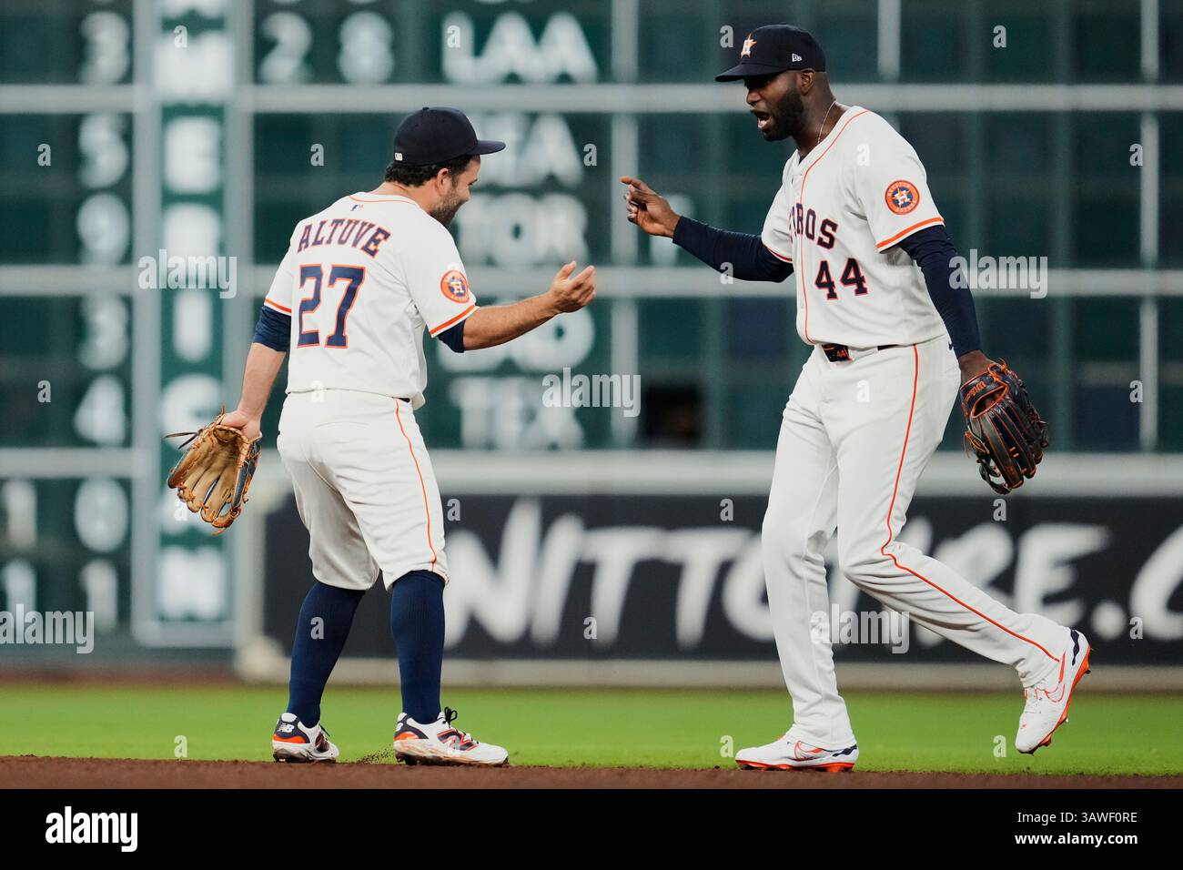 Houston Astros second baseman Jose Altuve (27) and left fielder Yordan ...