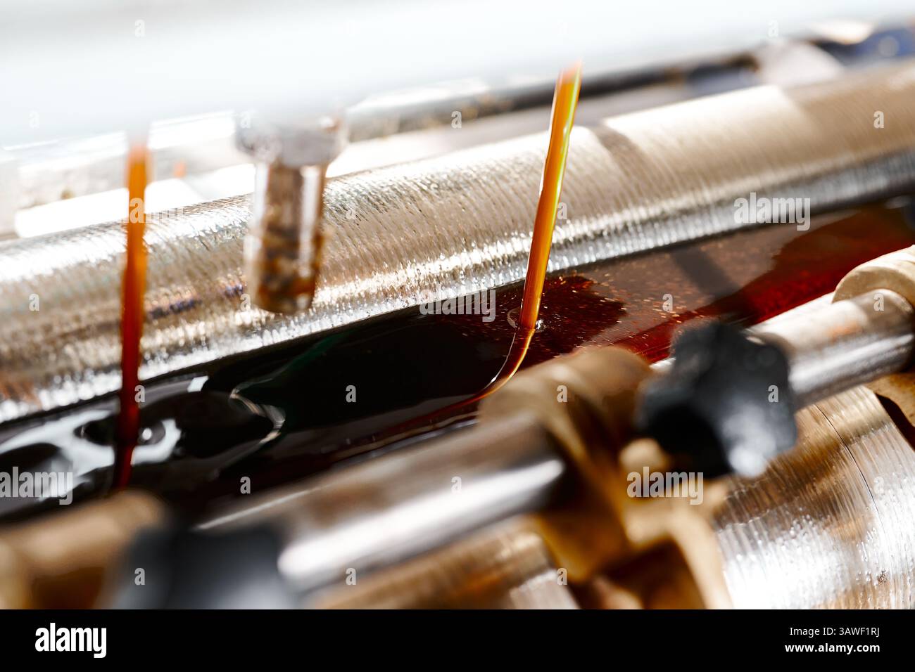 Innovative glue-spreading machine efficiently applies adhesive in a ...