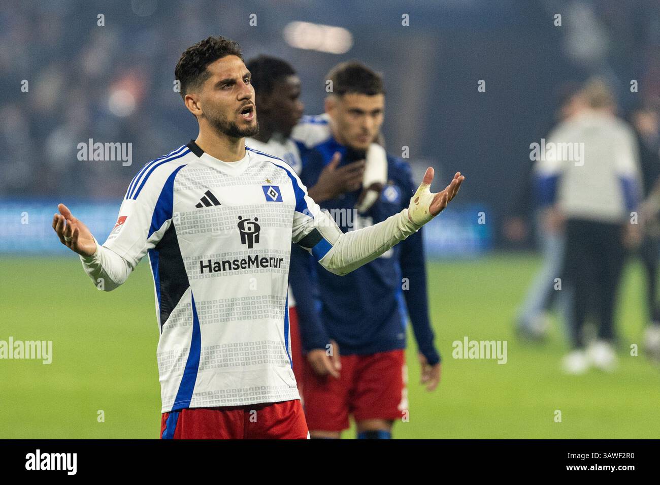 Gelsenkirchen, Deutschland. 19th Apr, 2025. Ludovit Reis (Hamburger SV, 14) nach dem Spielende ...