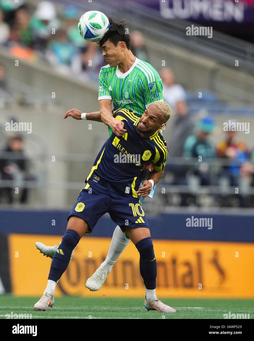 Seattle Sounders defender Kim Kee-Hee goes up for the ball against ...