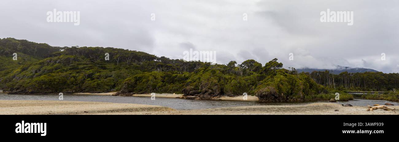 Scenic Landscape on Knight's Point Lookout. Ocean shore. South Island ...