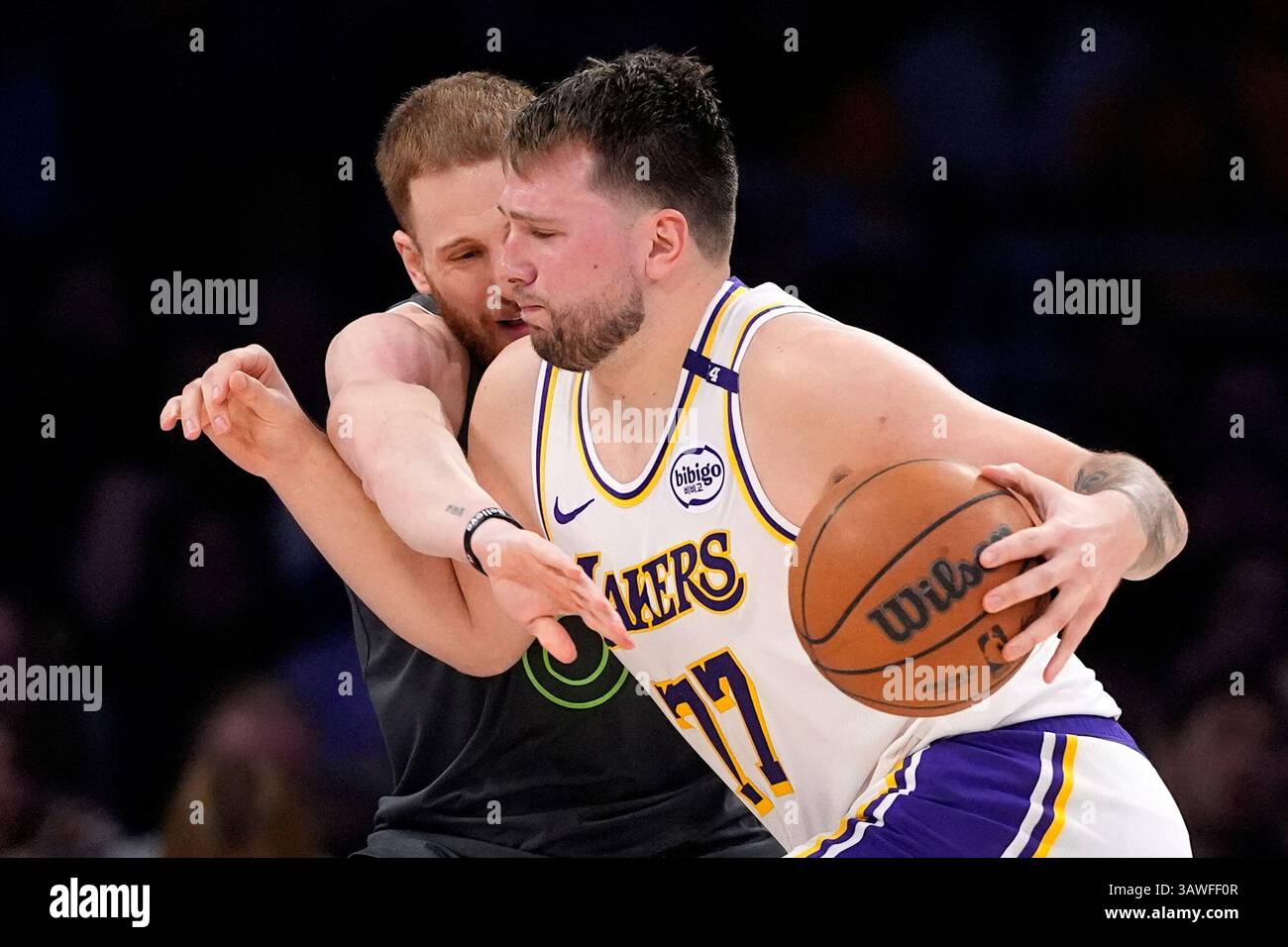 Los Angeles Lakers guard Luka Doncic, right, dries toward the basket as ...