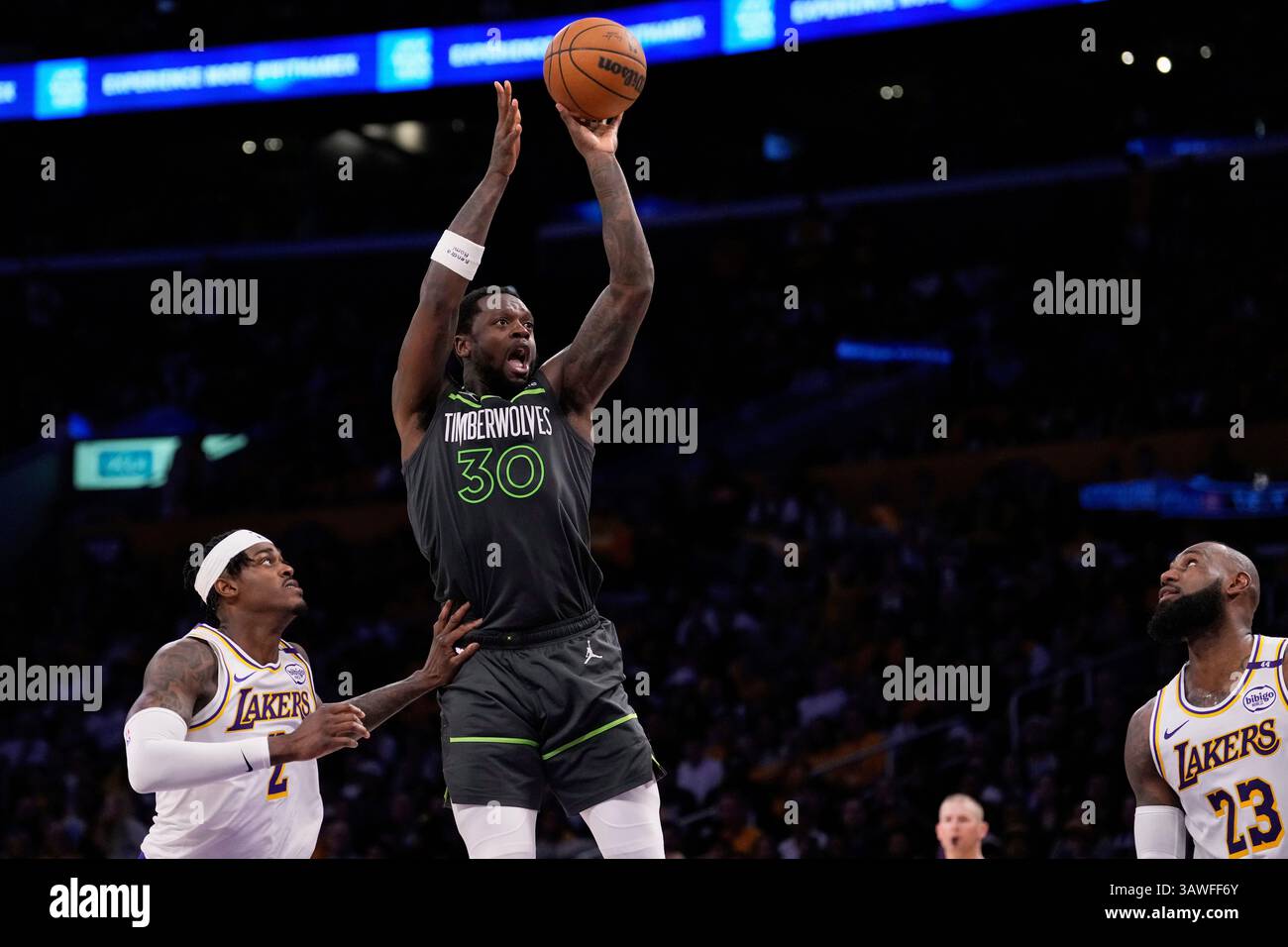 Minnesota Timberwolves forward Julius Randle, center, shoots as Los ...