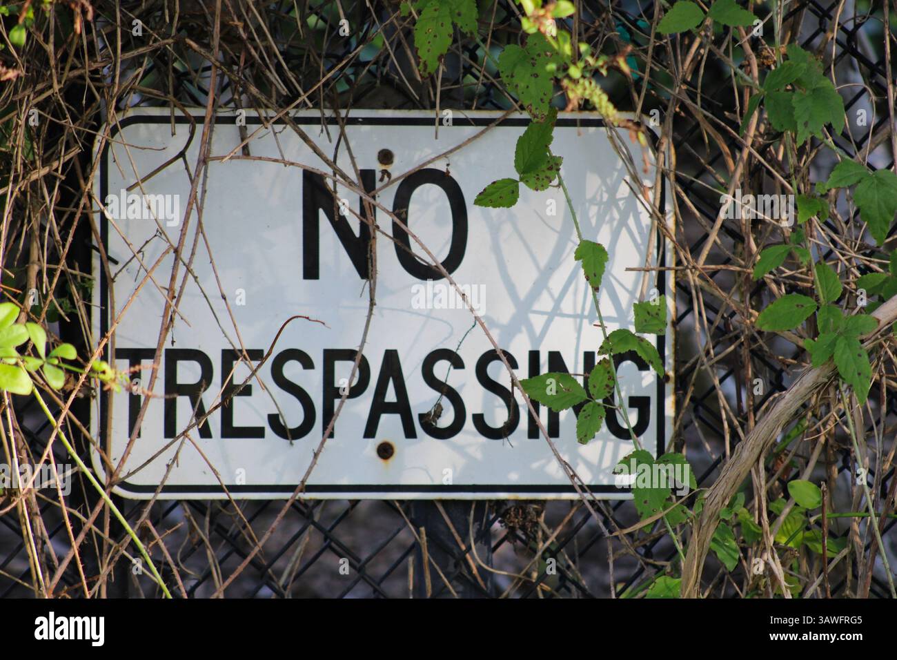 no trespassing sign on fence Stock Photo - Alamy