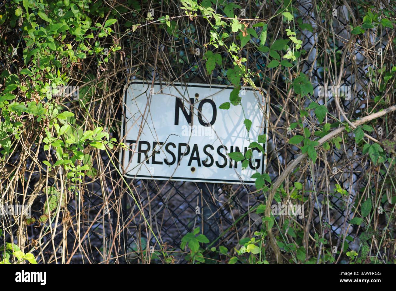 No trespassing sign board hi-res stock photography and images - Alamy