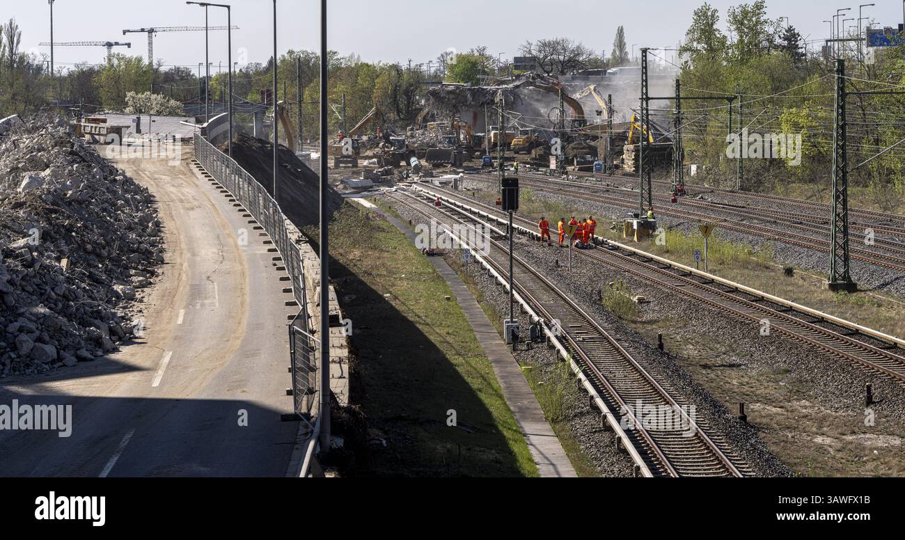 Demolition work, motorway construction site Berlin, A 100 at ICC ...