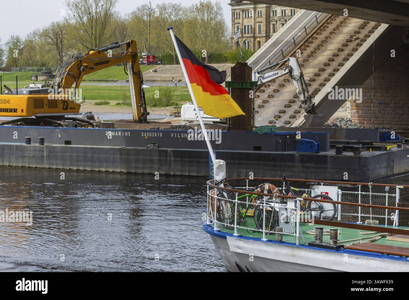 Following the partial collapse of the Carola Bridge, preparations are ...