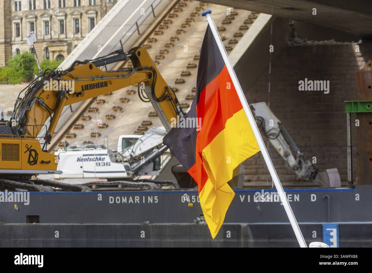 Following the partial collapse of the Carola Bridge, preparations are ...