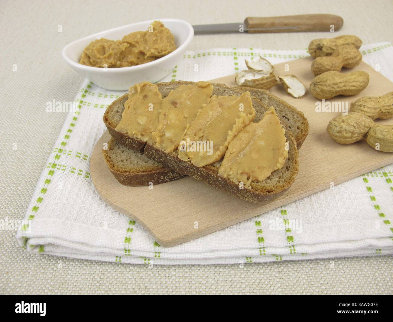 Bread with peanut butter Stock Photo - Alamy