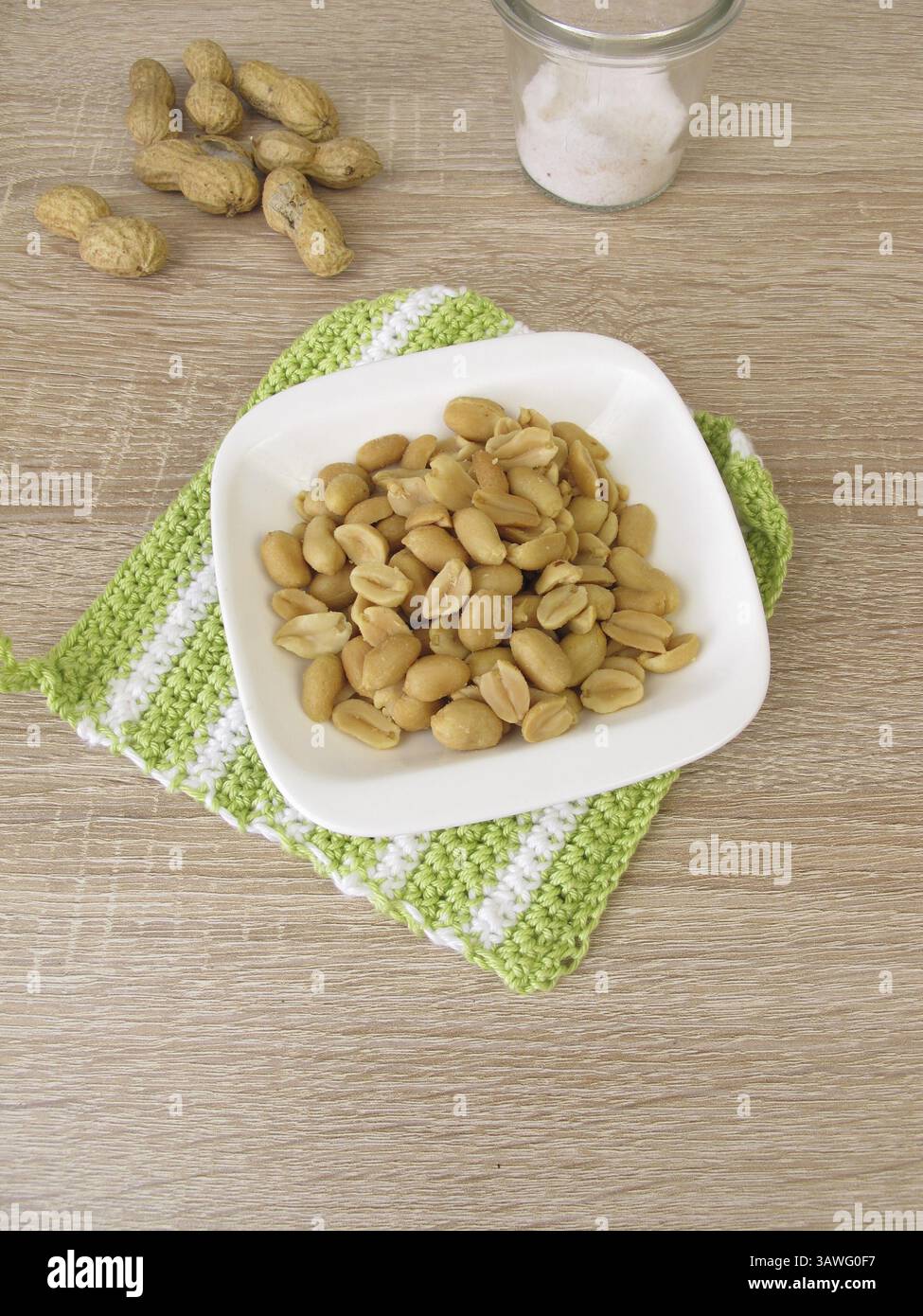Roasted peanuts with salt Stock Photo - Alamy