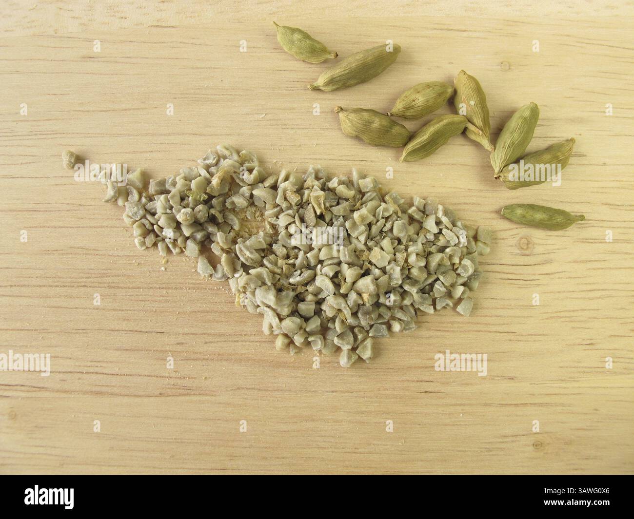 Coarsely ground green coffee beans and cardamom Stock Photo - Alamy