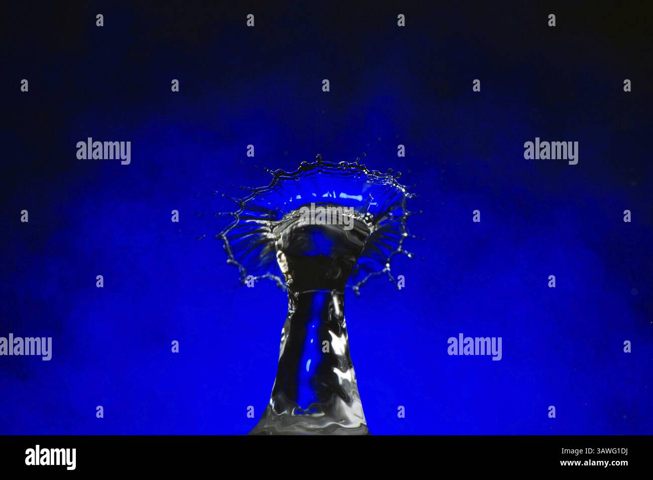 Abstract water splash by night Stock Photo - Alamy