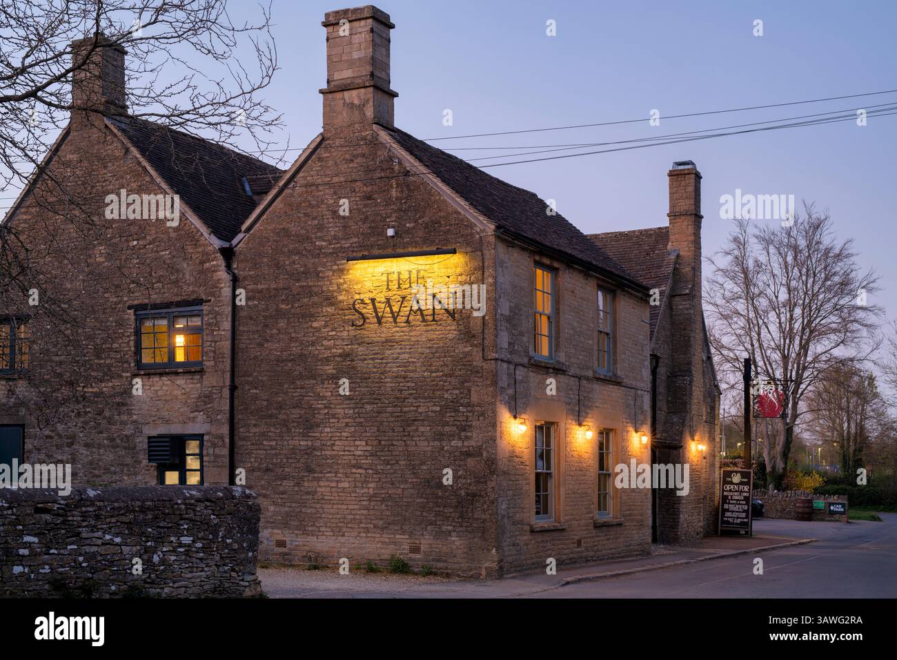 Swan inn hi-res stock photography and images - Alamy
