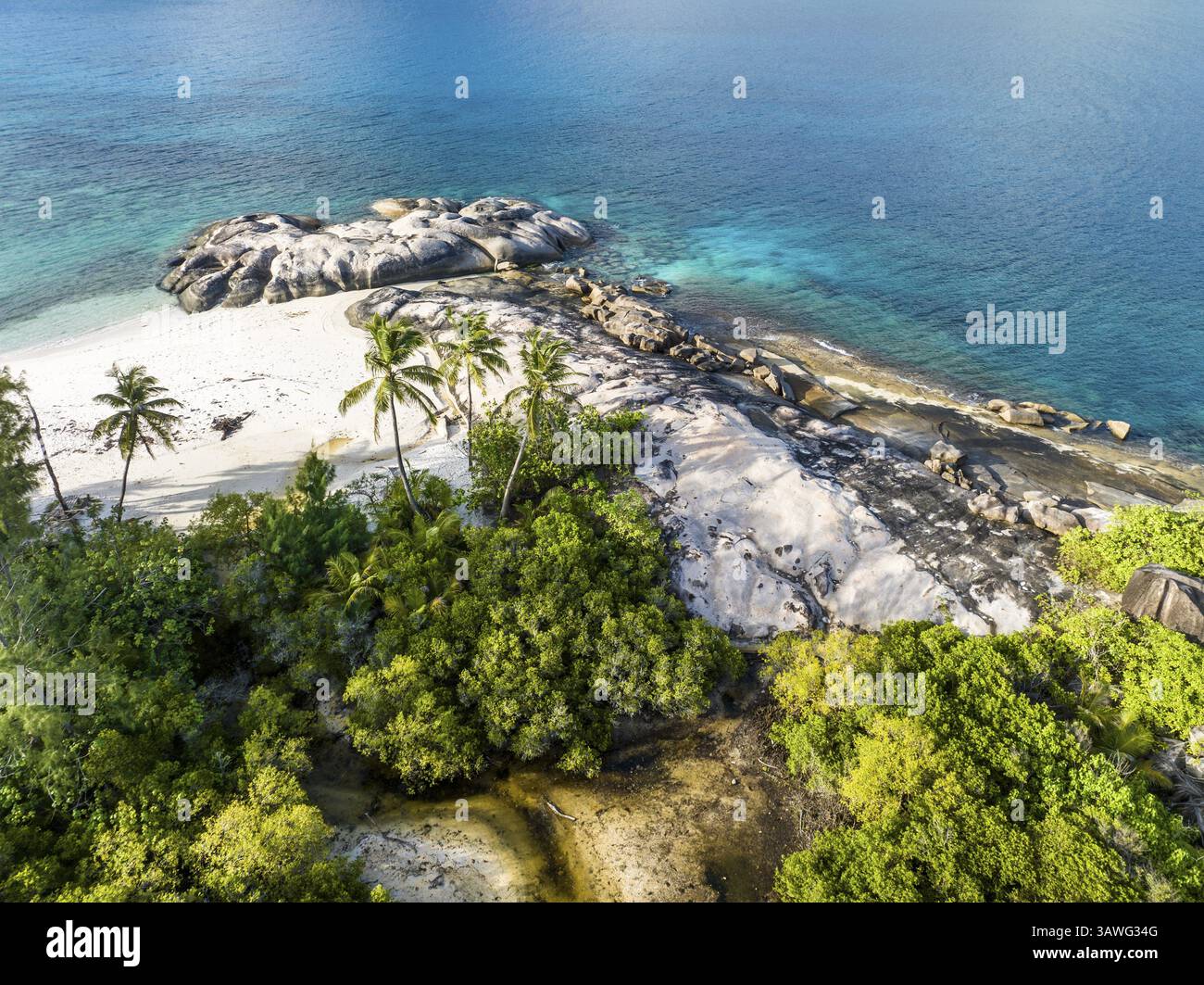 Beach rocks turquoise water hi-res stock photography and images - Alamy