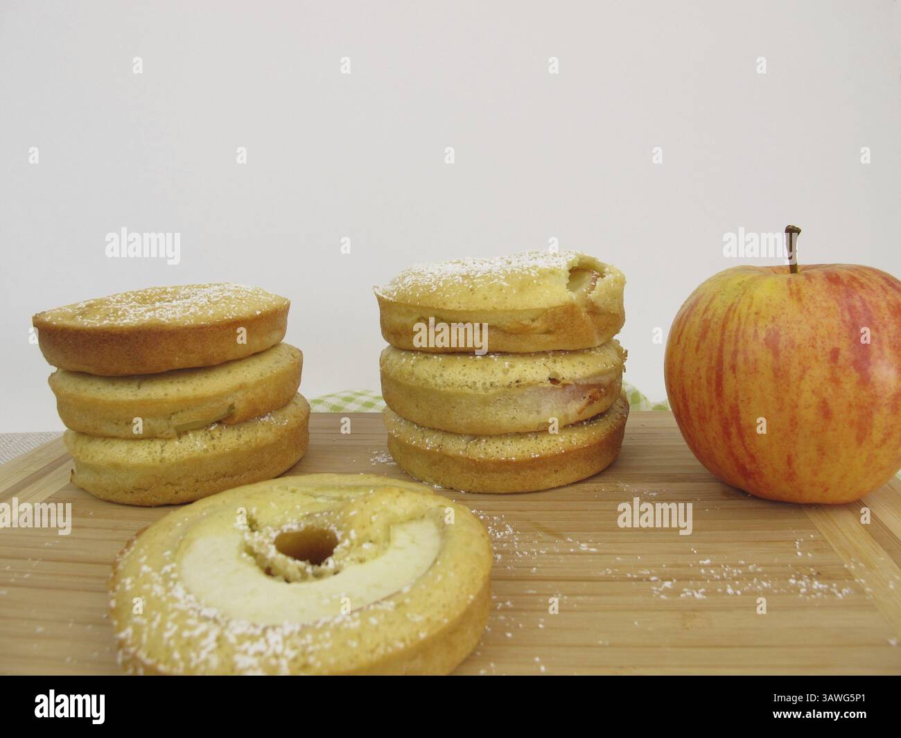 One piece apple pie hi-res stock photography and images - Alamy