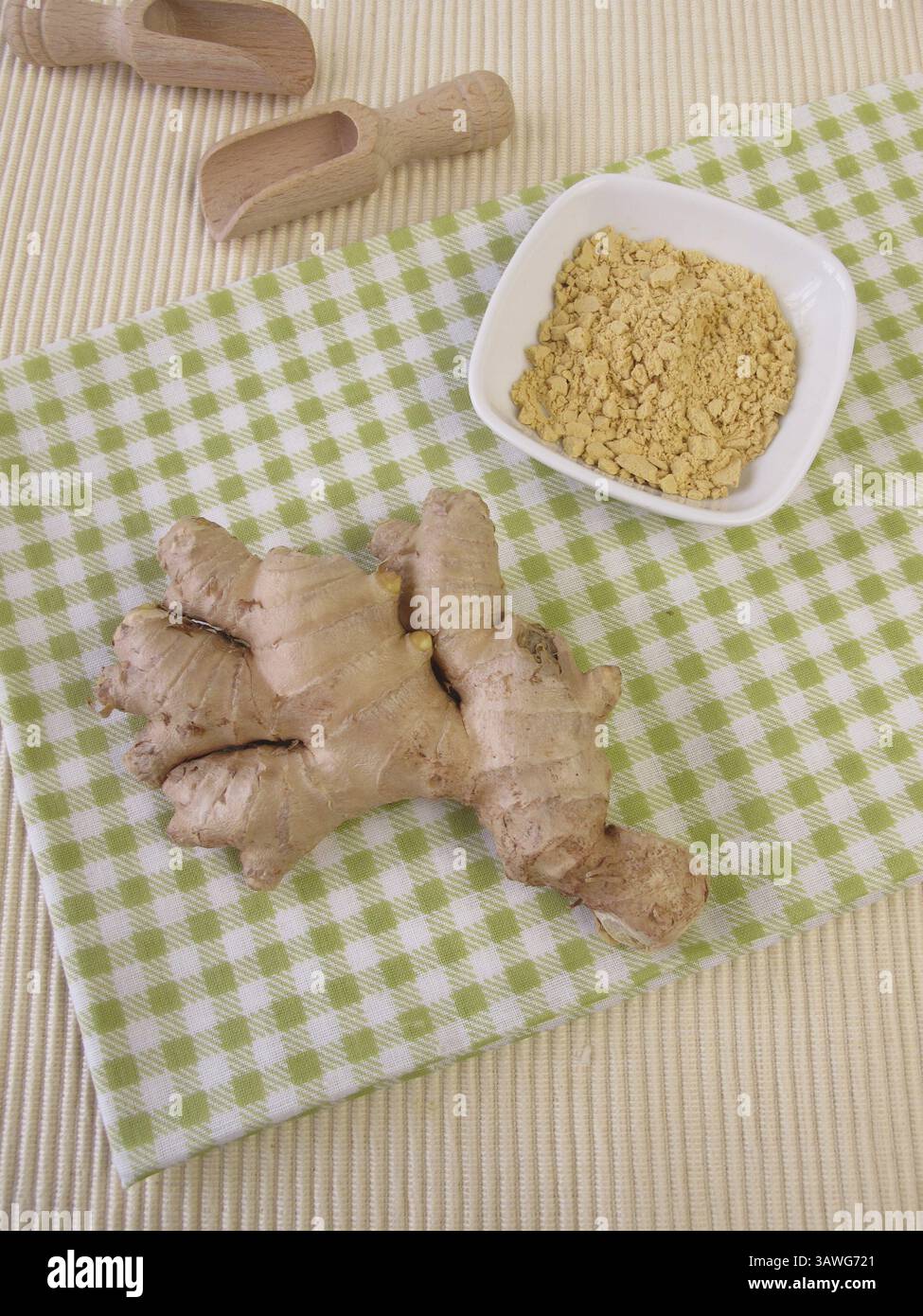 Ginger root and ground ginger Stock Photo - Alamy
