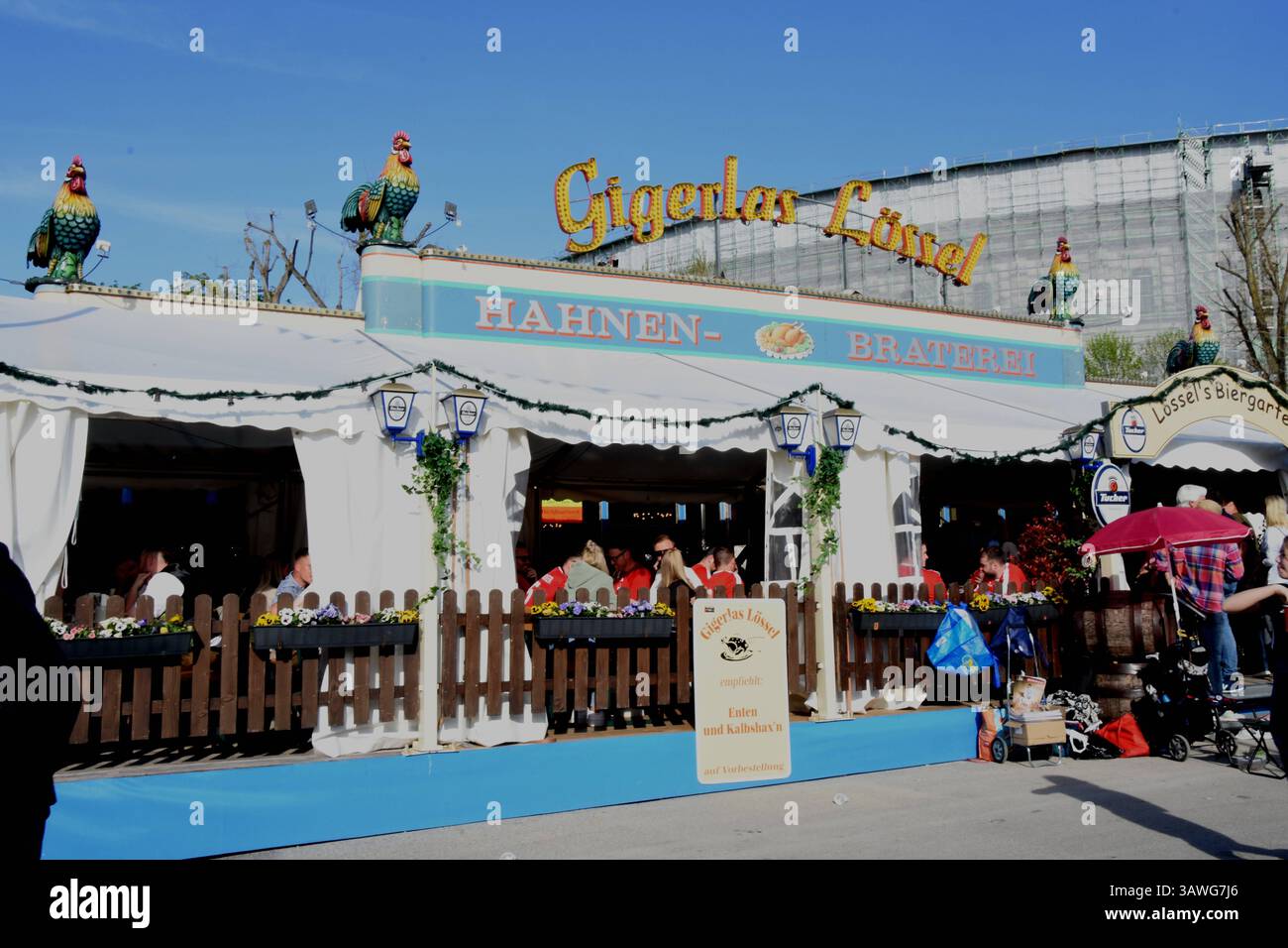 Festzelt Besucher Nuernberg 19.04.2025 Nuernberger Volksfest Eroeffnung ...