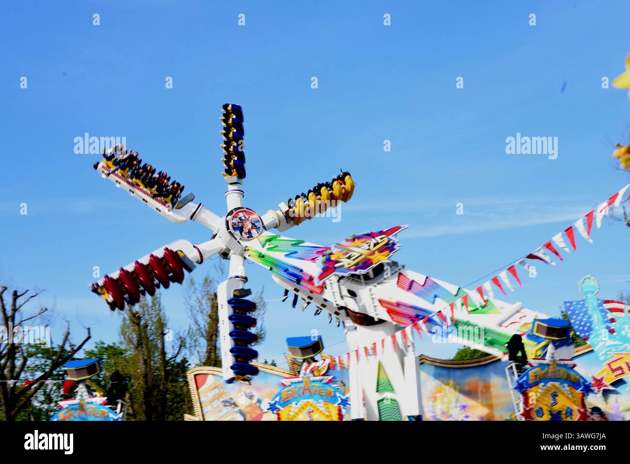 Schausteller Fahrgeschaeft Nuernberg 19.04.2025 Nuernberger Volksfest ...