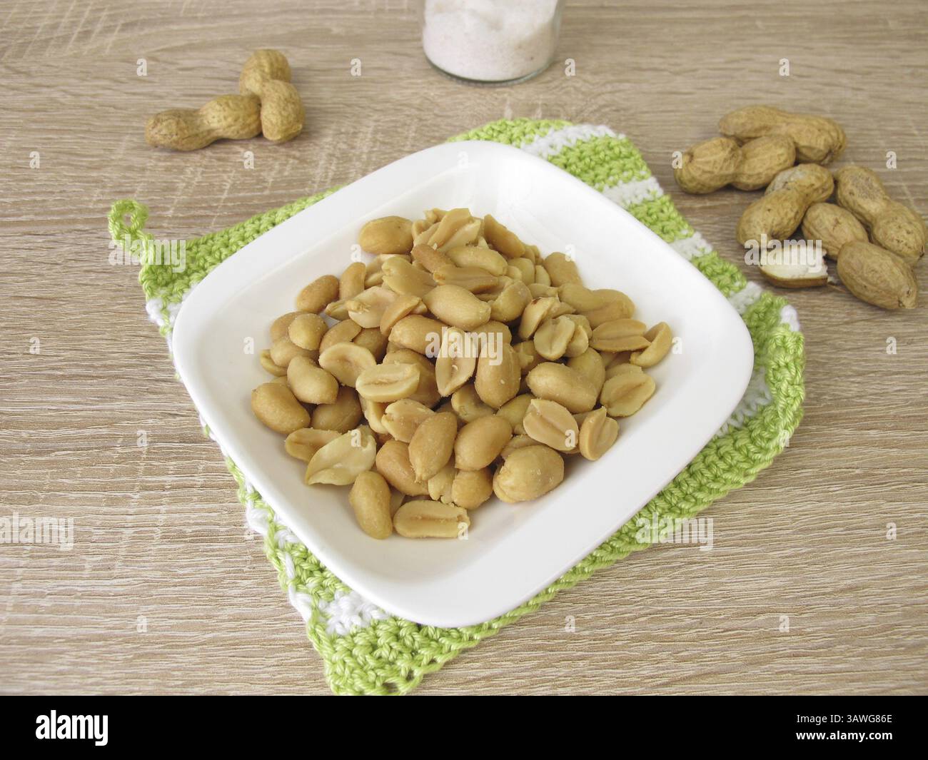 Roasted peanuts with salt Stock Photo - Alamy