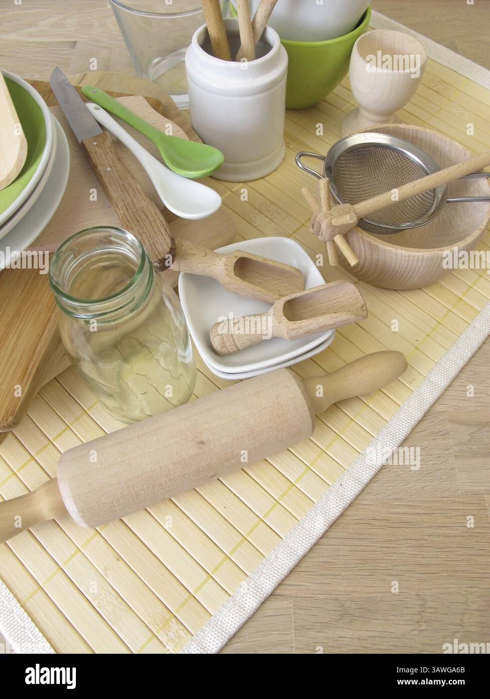 Kitchen utensils without plastic Stock Photo - Alamy