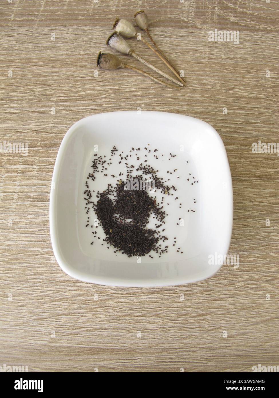 Red poppy seeds and capsule fruits Stock Photo - Alamy