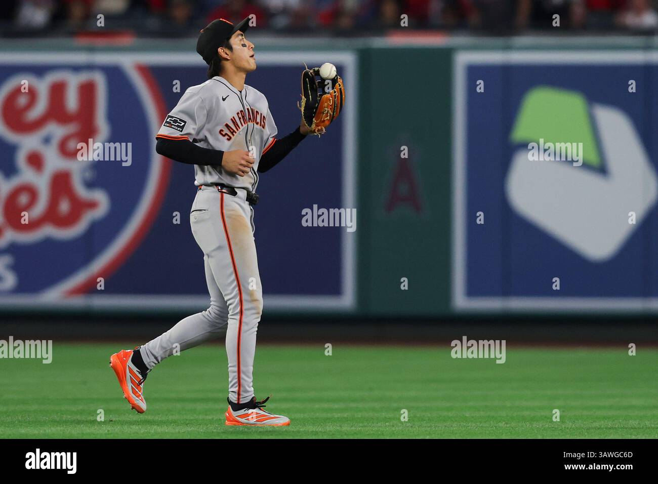San Francisco Giants outfielder Jung Hoo Lee runs with the ball after ...