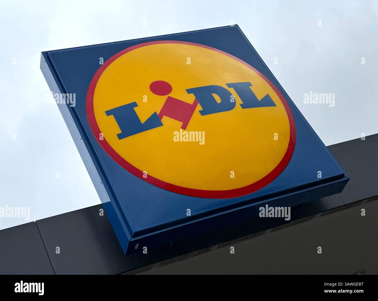 Außenwerbung Logo LIDL *** Outdoor advertising logo LIDL Copyright ...