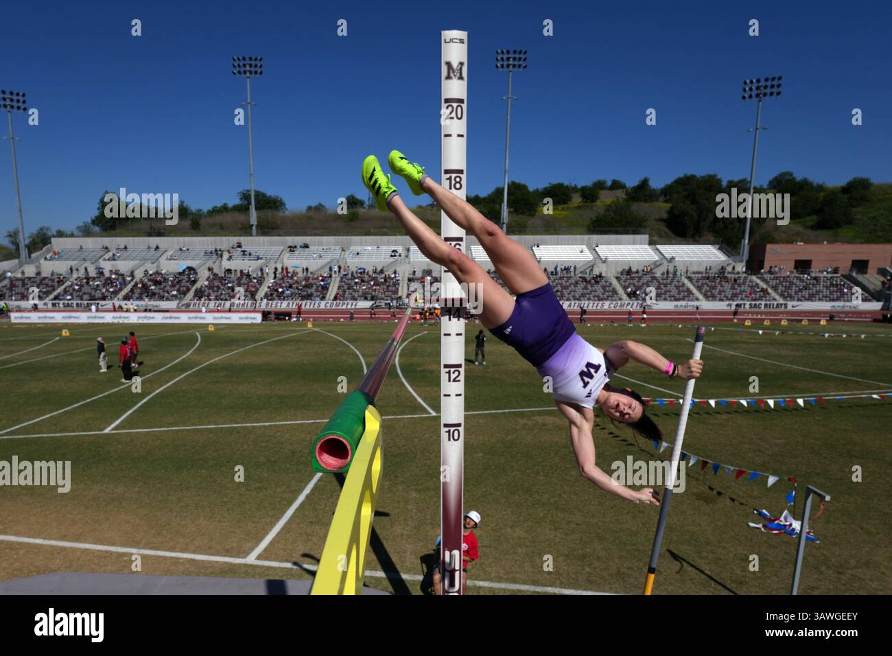 Hana Moll of Washington places fourth in the women's pole vault at 14-1 ...