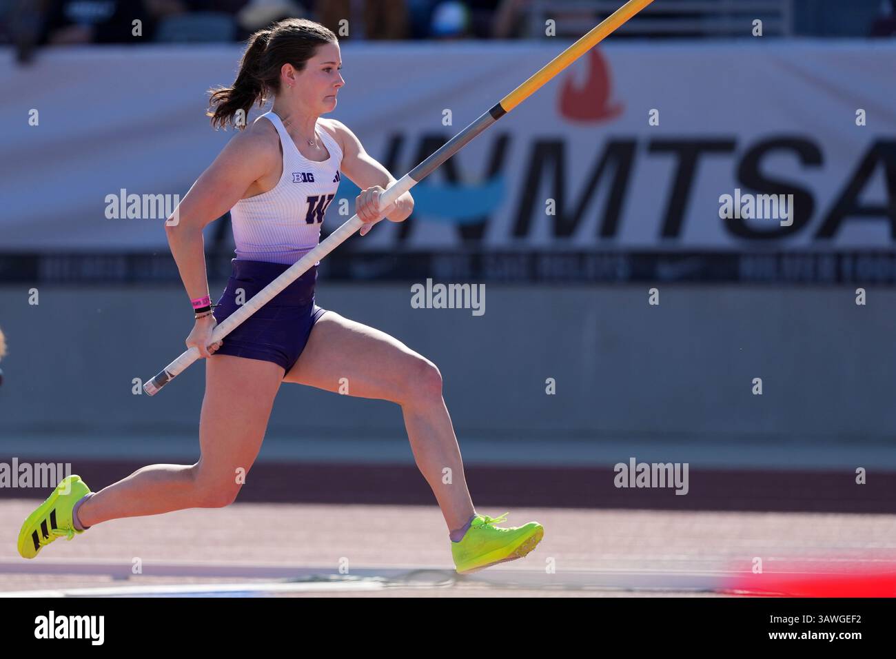Hana Moll of Washington places fourth in the women's pole vault at 14-1 ...