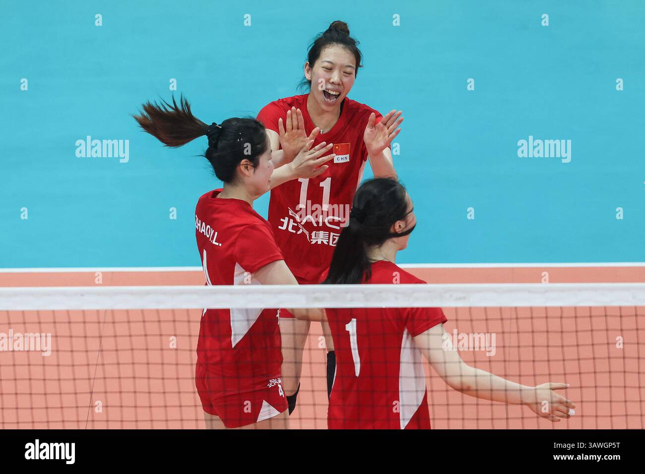 Pasig City, Philippines. 20th Apr, 2025. Lu Yufei (C), Zhao Yalun (L ...