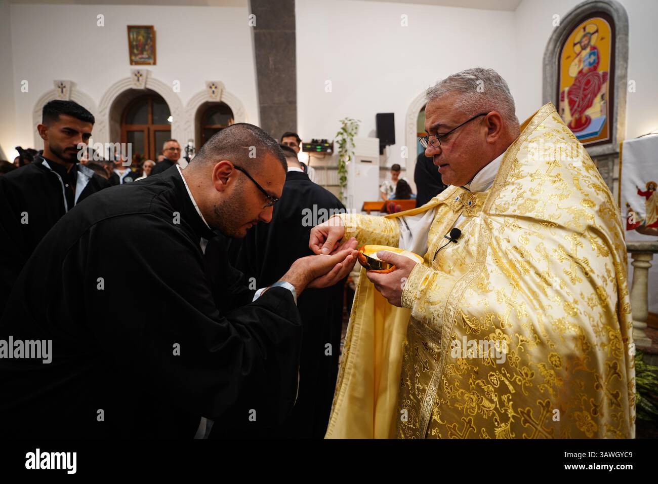 Al Hamdaniya, Iraq. 19th Apr, 2025. A Syriac Catholic priest offers the ...