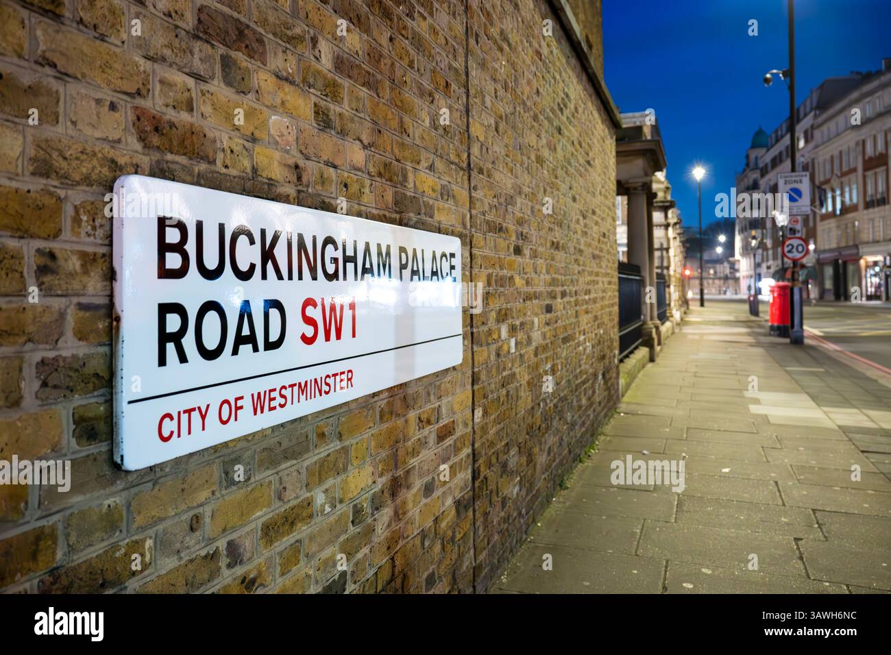 Buckingham Palace road sign on brick wall in central London at night ...