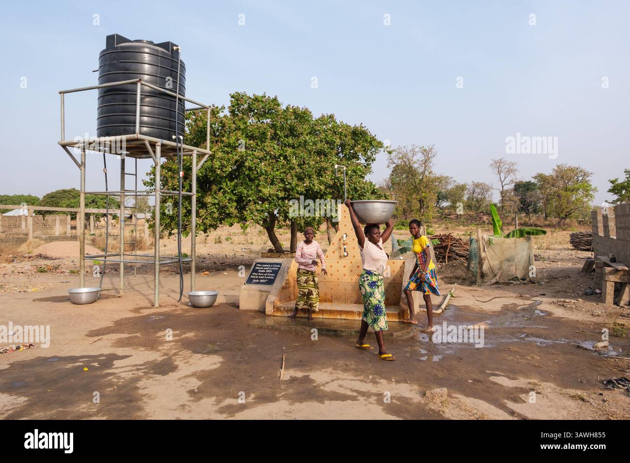 Sonyo, Ghana. Woman Carrying Water on Head from Village Water Tap ...