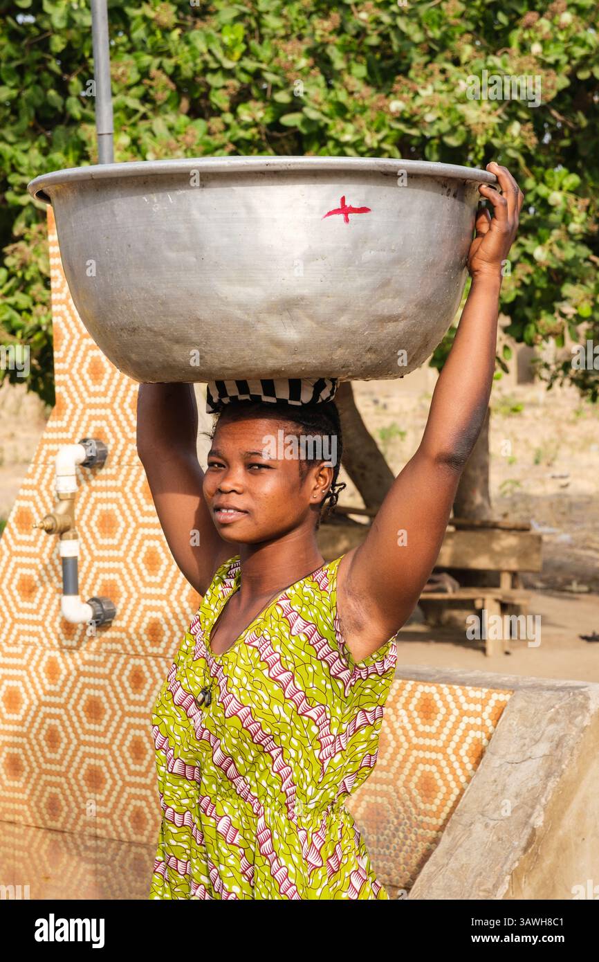 Sonyo, Ghana. Water Basin Balanced, Ready to Walk Home Stock Photo - Alamy