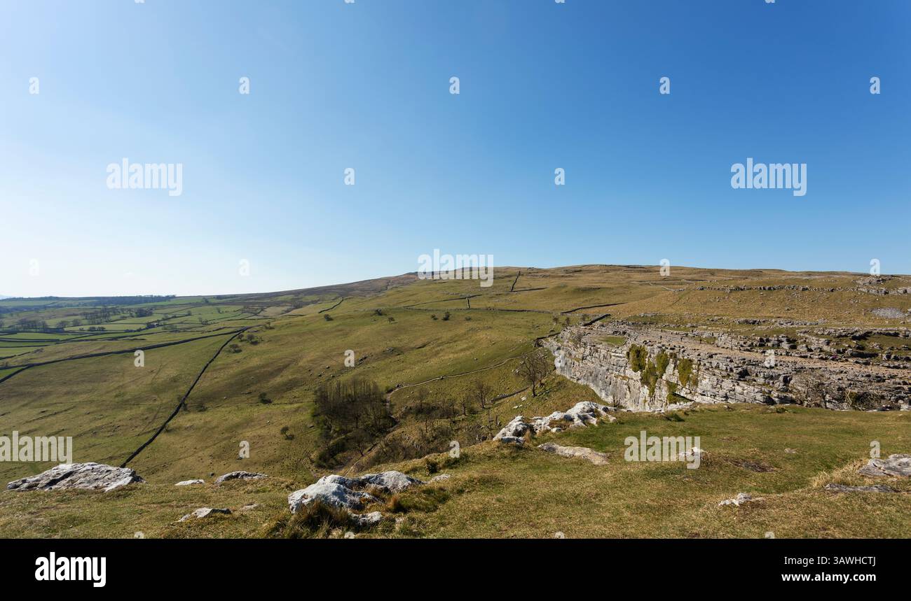 Malham Cove, Yorkshire Dales National Park, Yorkshire, England, UK ...