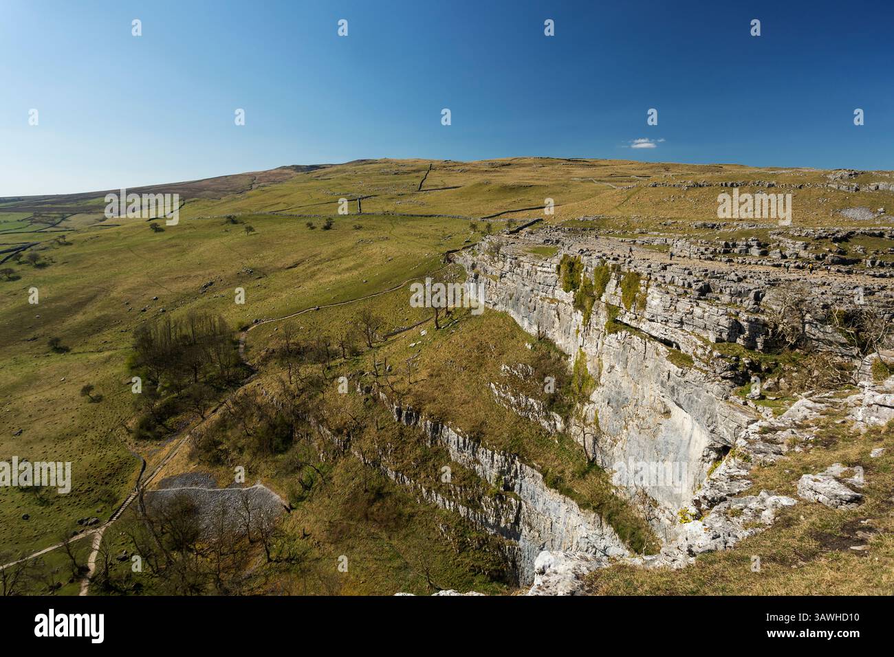 Malham Cove, Yorkshire Dales National Park, Yorkshire, England, UK ...