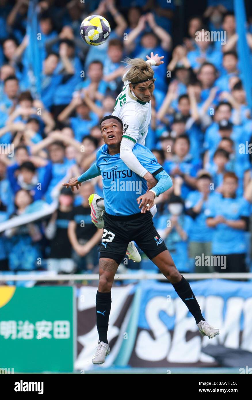 Kawasaki Frontale's Márcio Augusto da Silva Barbosa (bottom, 23) of ...