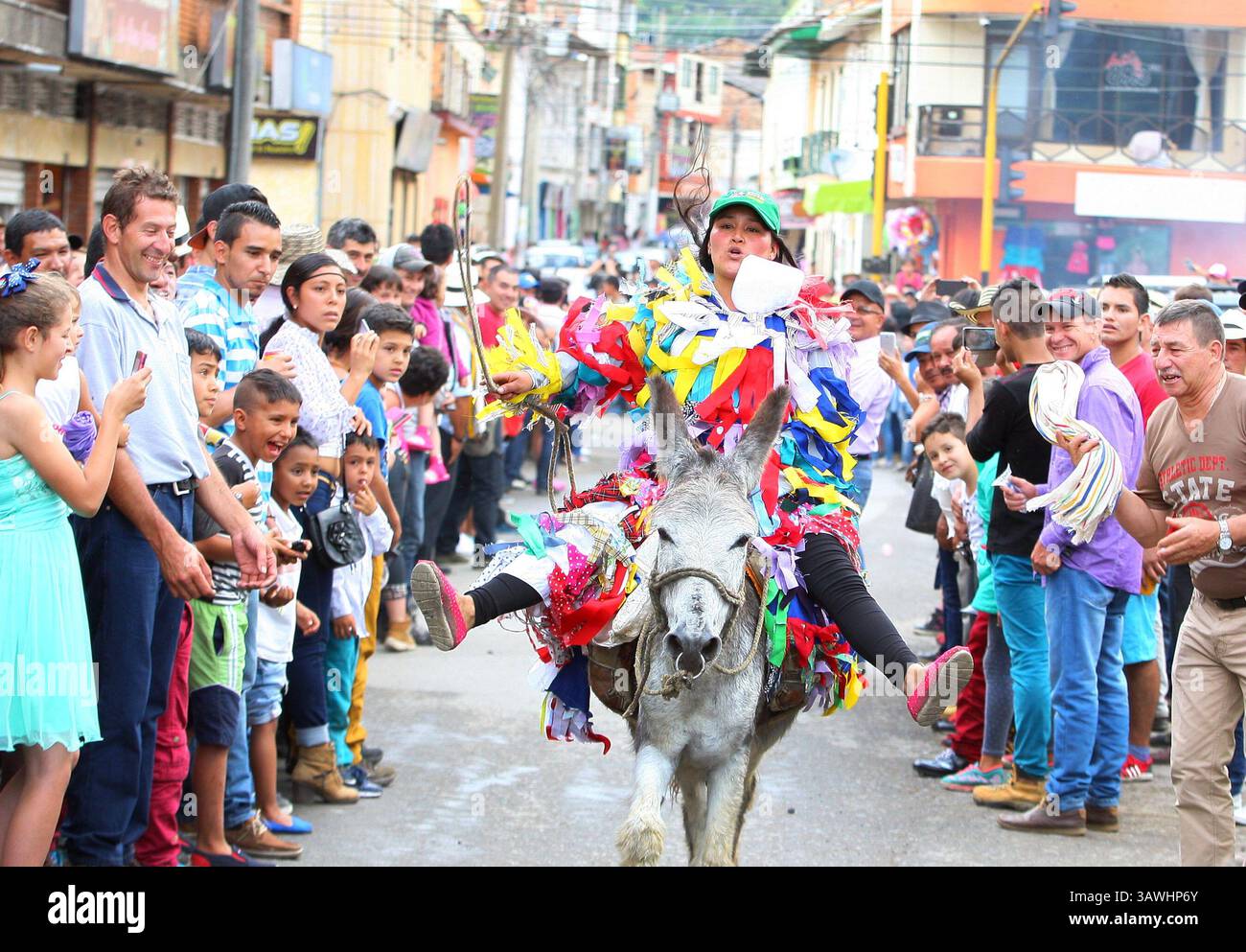 Hombres en las calles hi-res stock photography and images - Alamy