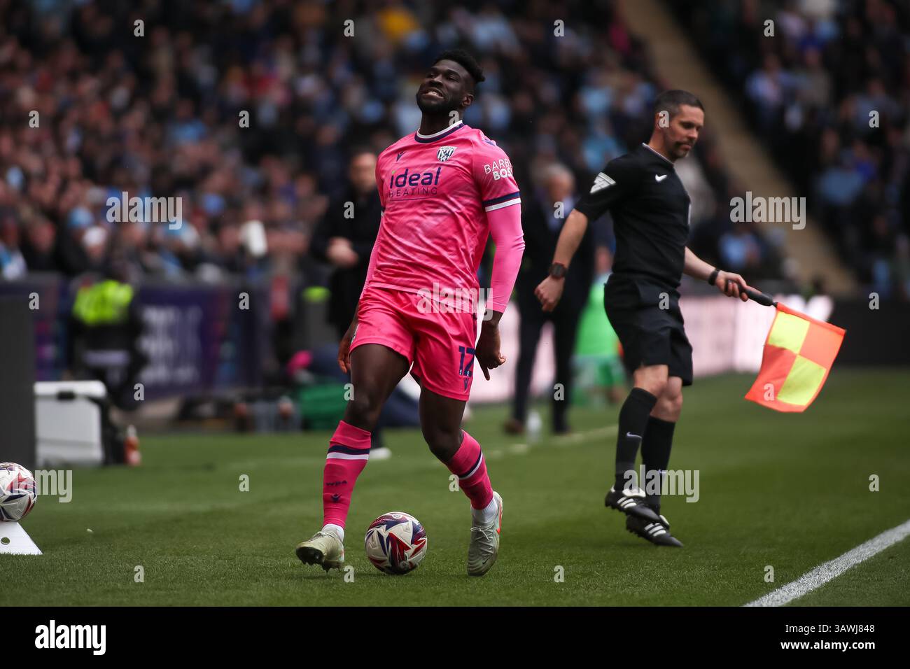 Ball goes out play hi-res stock photography and images - Alamy