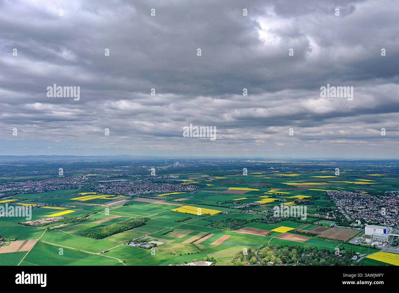20.4.2025 Wetterlage Luftbild der Rheinebene bei Heidelberg. Das Wetter ...