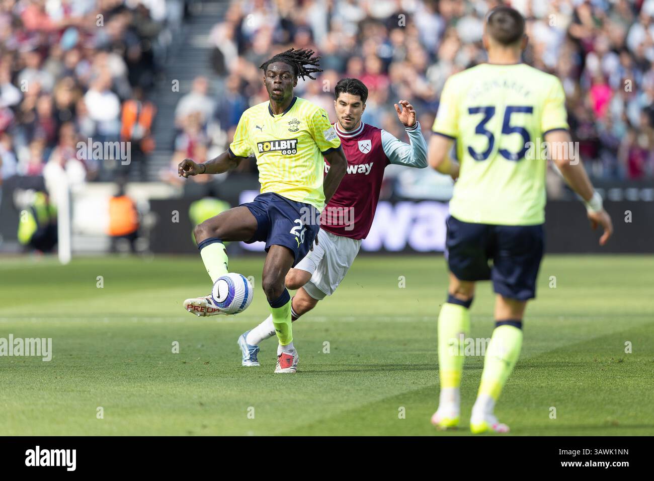 London Stadium, London, UK. 19th Apr, 2025. Premier League Football ...