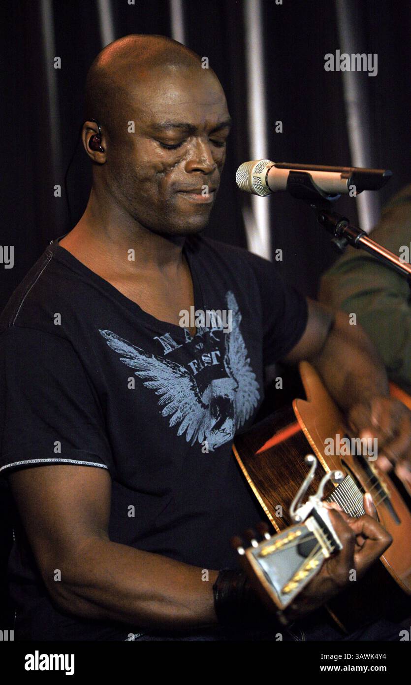 Seal singer 1995 hi-res stock photography and images - Alamy