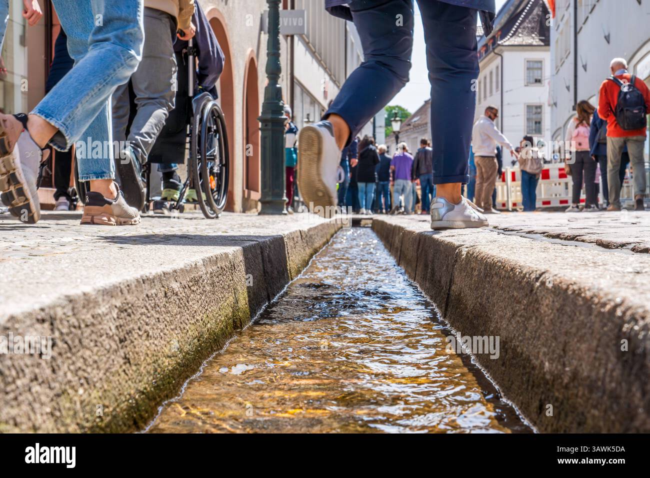 Typisches Freiburger Bächle in der Innenstadt, großer Andrang am ...
