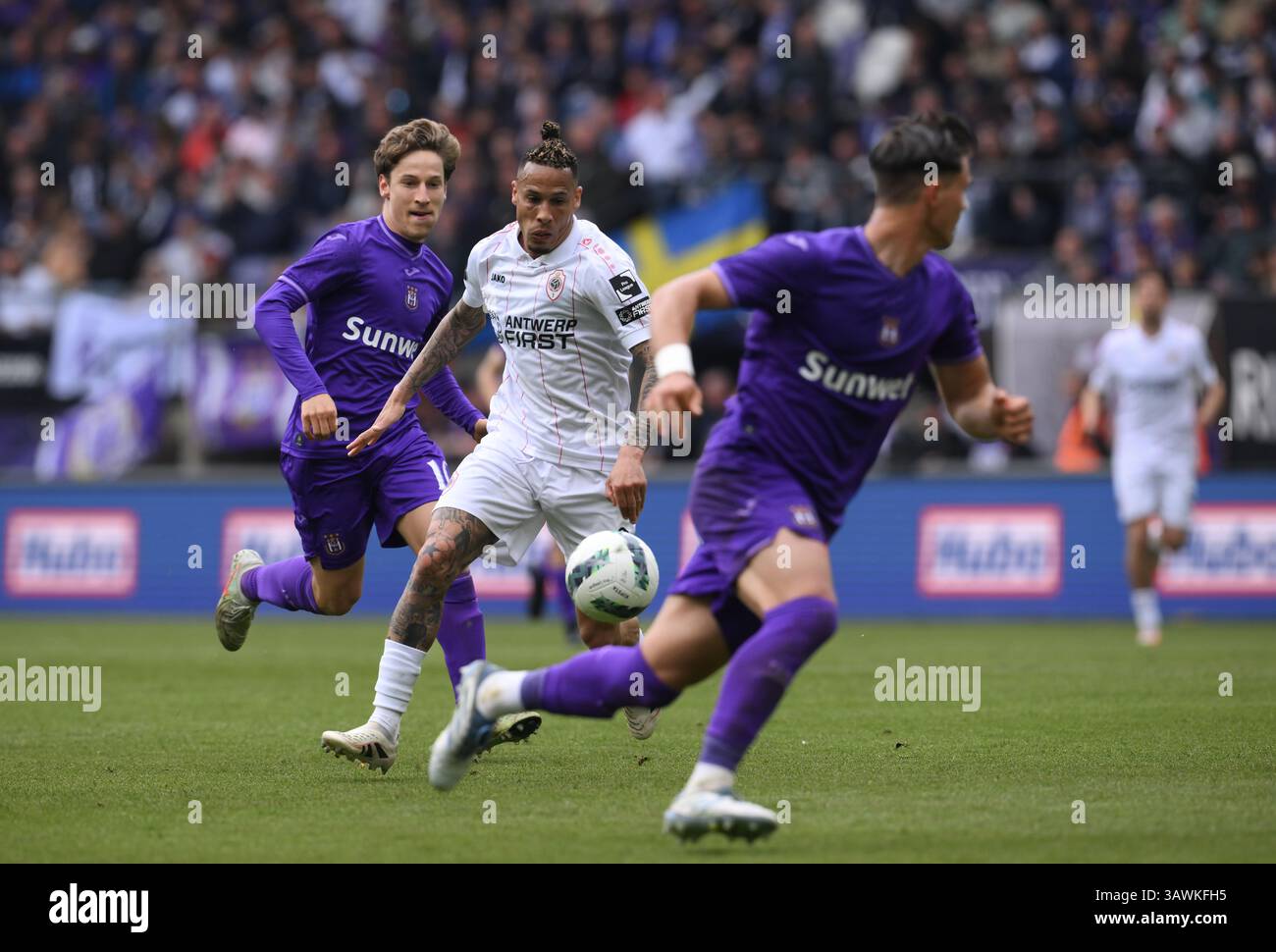 Antwerp's Dennis Praet and Anderlecht's Yari Verschaeren pictured in action during a soccer ...