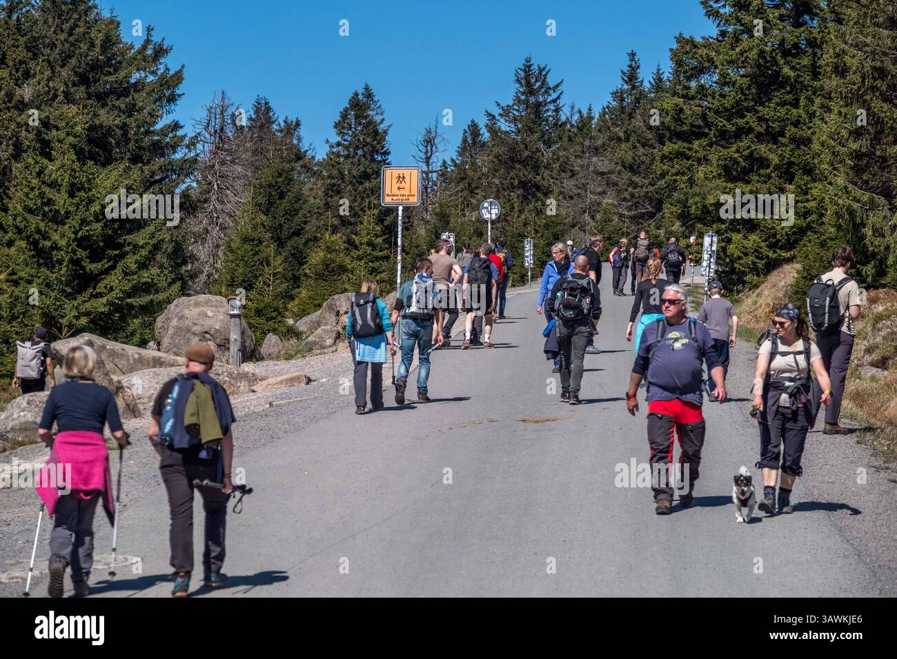 Ostersonntag 2025 auf dem Brockengipfel. Bevölkert von hunderten ...