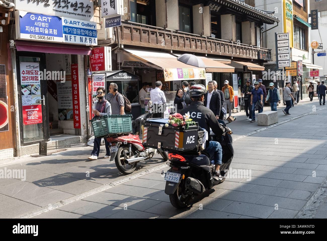 Shopping area in Itaewon-dong district famous commercial district in ...