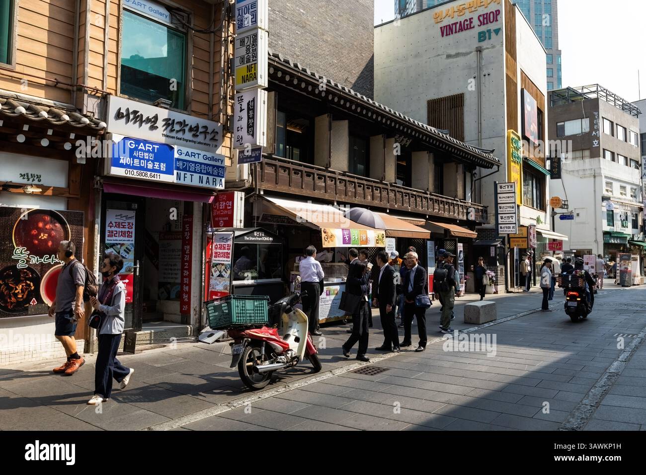 Shopping area in Itaewon-dong district famous commercial district in ...