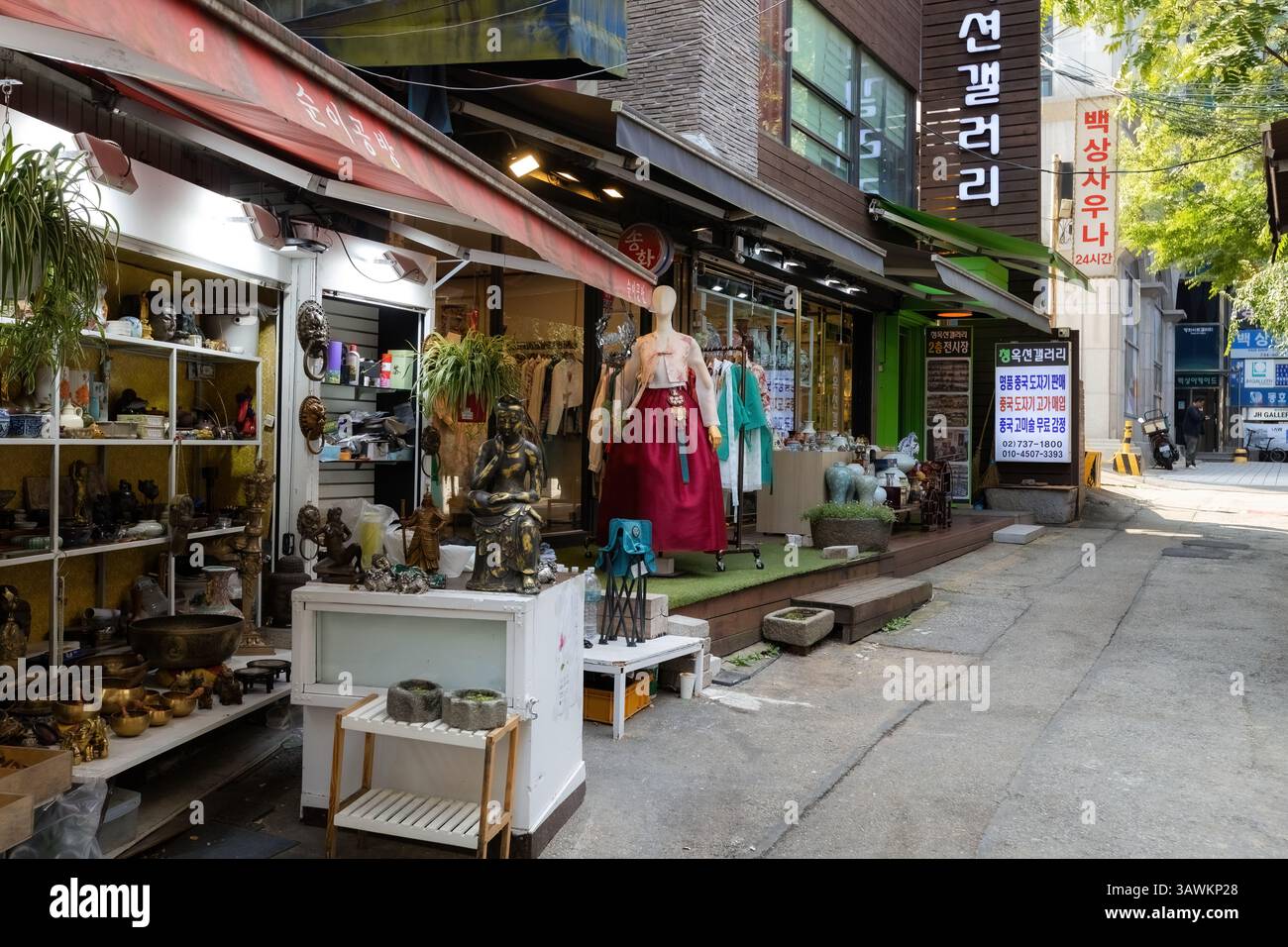Shopping area in Itaewon-dong district famous commercial district in ...